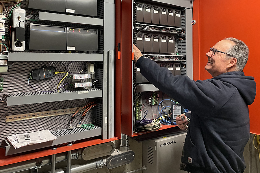 Staffer keeps campus running behind the scenes | DailyNews